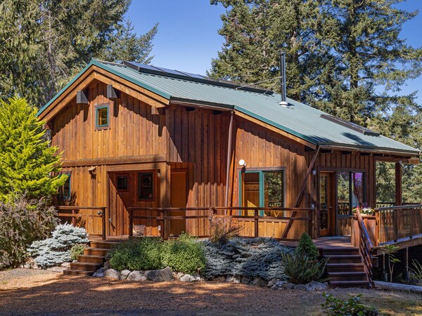Serene Waterview Cabin Near Friday Harbor - Friday Harbor, WA