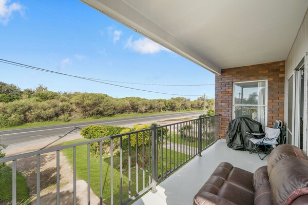 3 Bedroom Home Directly Across From Beach Access. - Lake Cathie