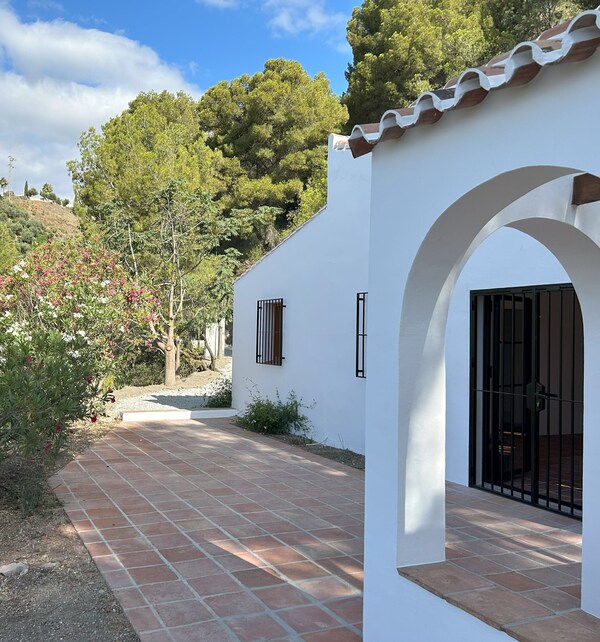 "Finca Millantú" Traditional House, With Jacuzzi And Breathtaking View Of The Countryside. - Cómpeta