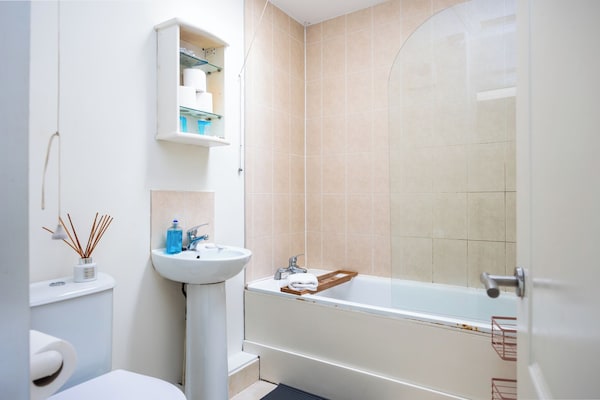 Spacious 2 Bed House - 20 Min Bus To City Center - Dublin