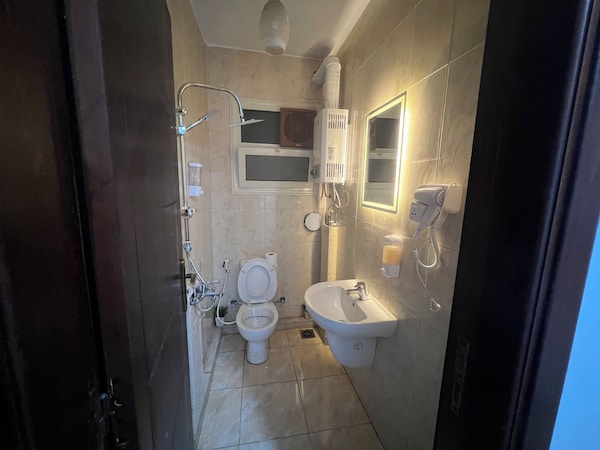 Elegant Cairo Stay With Downtown Views  | 5 Beds | A/c | Wi-fi & Full Amenities - El Cairo
