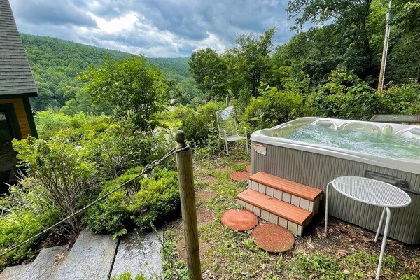 Mountain View Home With Expansive Deck, Pellet Stove, Hot Tub And Outdoor Shower - Greenfield, MA