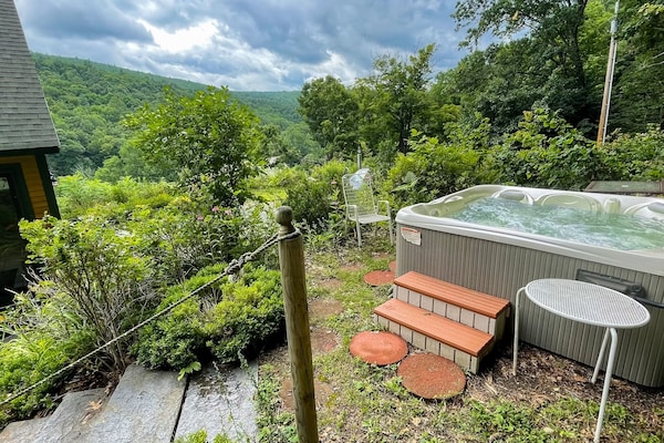 Mountain View Home With Expansive Deck, Pellet Stove, Hot Tub And Outdoor Shower - Greenfield, MA