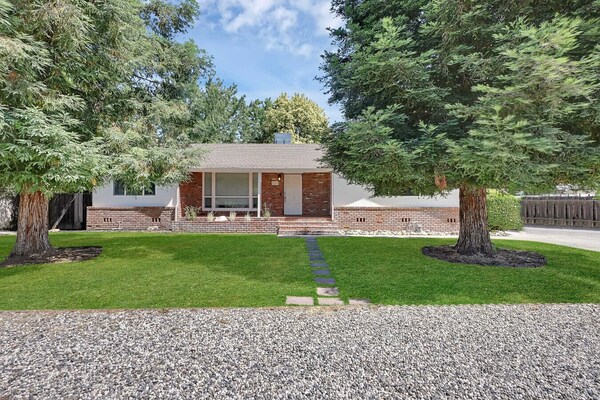 Cozy Home With Big Yard, Games, Fire Pit, Dogs Ok - Yuba City, CA