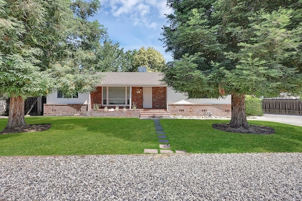 Cozy Home With Big Yard, Games, Fire Pit, Dogs Ok - Yuba City, CA