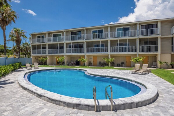 Gulf View Getaway |  Sand & Sunset Views Daily! - Bradenton Beach, FL