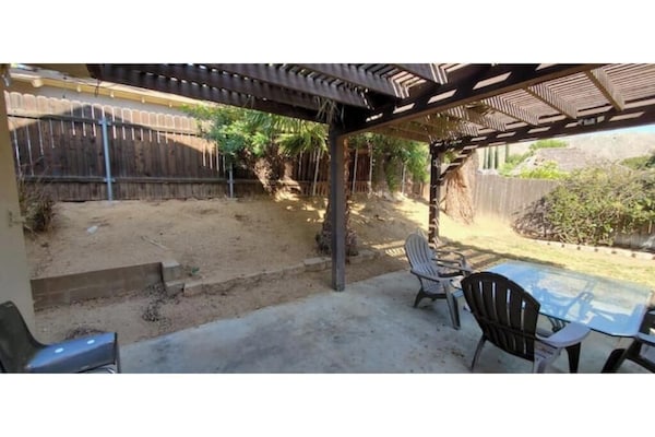 5 Bedroom Home, Large Back Yard, Bbq, - Riverside, CA