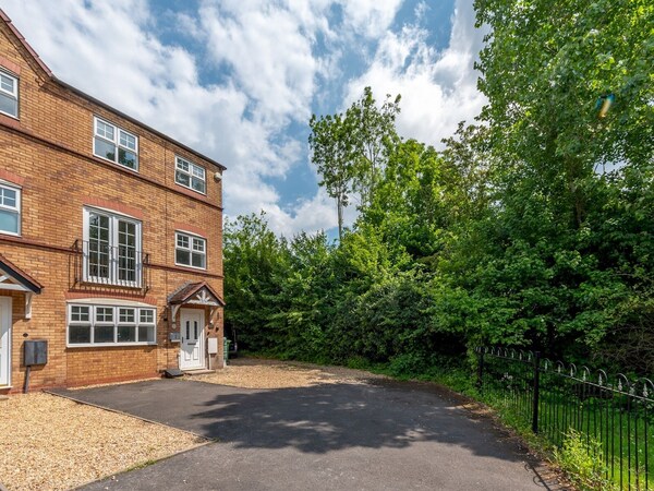 Spacious City House In Telford | Pass The Keys - Telford