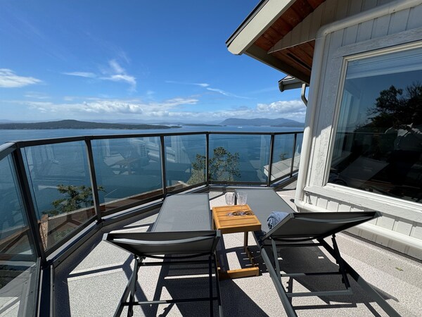 Cottage With East Suite At Sahhali On The Bluffs - North Pender Island
