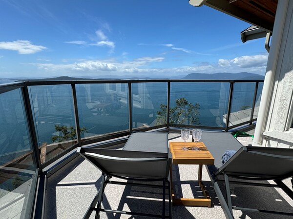 Vantage Suites- Ocean Front With Private Hot Tub - North Pender Island