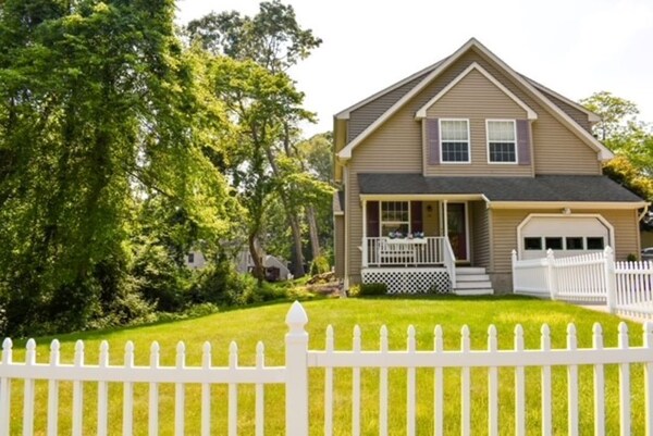 Enjoy Giants Neck Heights Beach, Just 0.7 Miles From This Beautiful 3br Home! - Old Lyme, CT