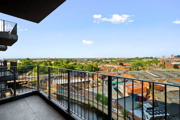 Stylish Apartment * Balcony * Fast Wifi * Netflix - Staffordshire