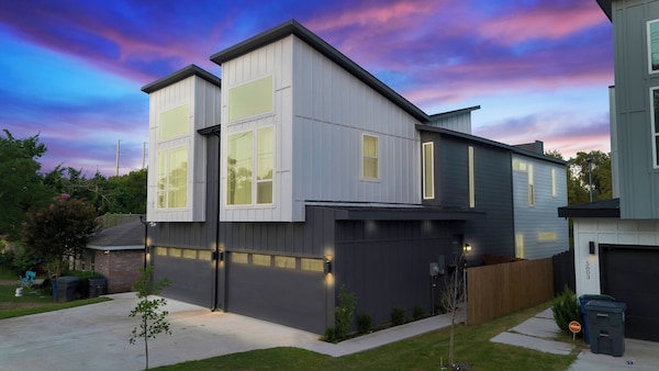 Luxury 6br Duplex W/ 2 Hot Tubs, Game Rooms, Gym + Near Downtown Dallas - Irving, TX
