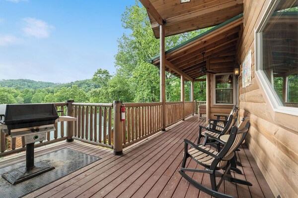 Spacious 3br W/ Game Rm + Theatre Rm + Hot Tub - Gatlinburg, TN