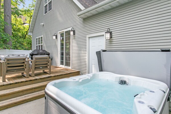 Weko Beach Getaway, Hot Tub, Fire Pit, Grill - Stevensville, MI