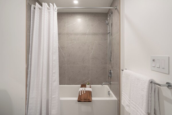 New, Stylish And Upscale Apartment In Magnificent Los Angeles - Los Angeles, CA