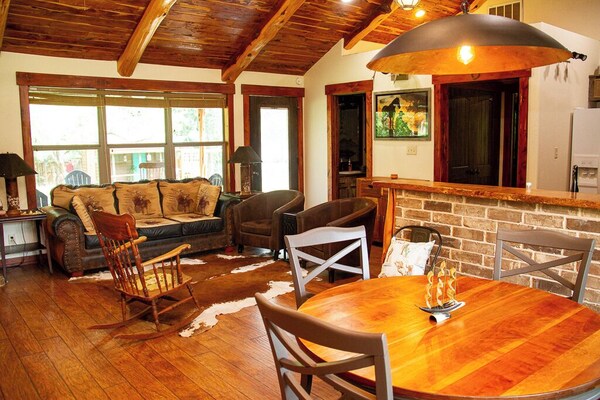 Ranchwater Lodge In Granbury Texas - Granbury, TX