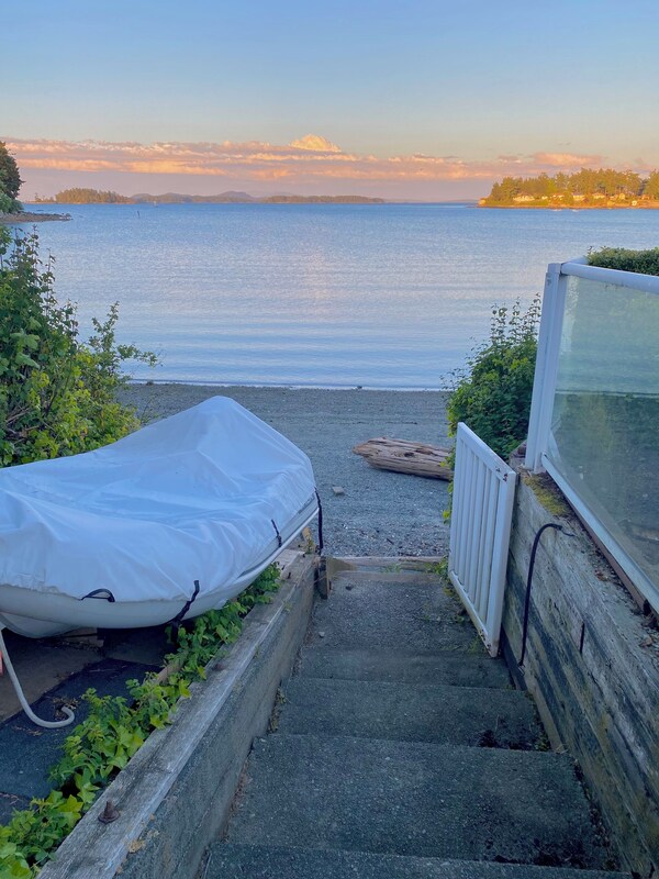 Seaside Haven Oceanfront Suite - Private Hot Tub - Sidney
