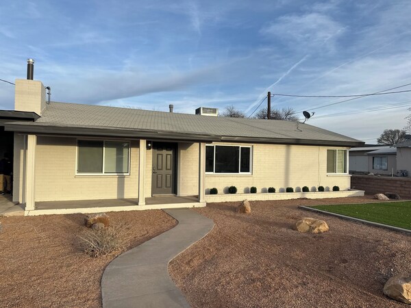 Charming, Clean 3-bedroom House With Ac, Wifi In Great Location - Safford, AZ