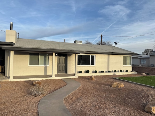 Charming, Clean 3-bedroom House With Ac, Wifi In Great Location - Safford, AZ