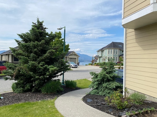 Lakeview 2-bedroom Private Suite With Ac, Wifi In Wonderful Kelowna - Kelowna