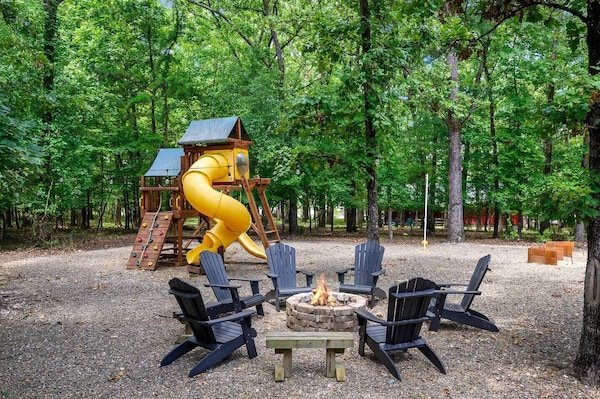 Family Lodge: 5 King Beds  Hot Tub  Game Deck  Boat Parking - ブロークン・ボウ, OK