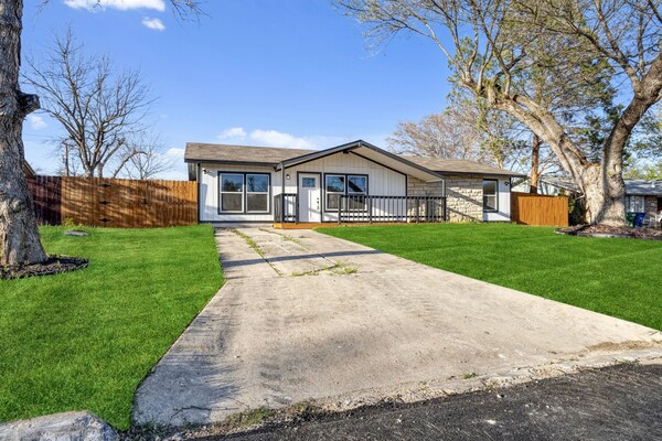 Stylish Home With Backyard In San Antonio - Garden Ridge, TX