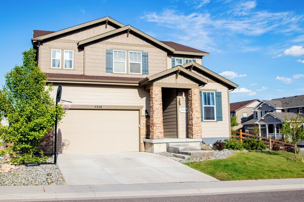 Spacious 6-bedroom Retreat, Gym + Office - Aurora, CO