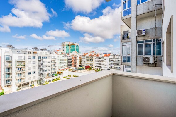 Blueground | Alvalade, Balcony, Nr Campo Pequeno - Lisbon