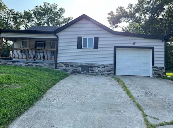Newly Remodeled 3-bedroom, 2 Bath House In Kansas City Near Chiefs Stadium - Kansas City, MO
