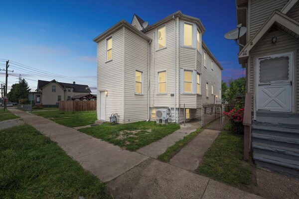 Practical Living - Only 15min. Drive From Detroit Center W/o The Downtown Price! - Dearborn, MI