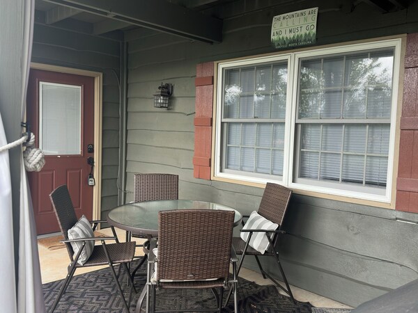 Mountain View Overlooking Golf Course In Delightful Waynesville - Waynesville, NC