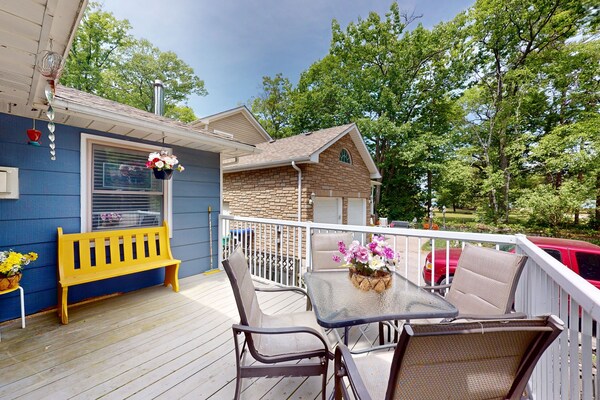 Charming Bungalow Steps To Beach, Fireplace, With Deck & Game Room - Wasaga Beach