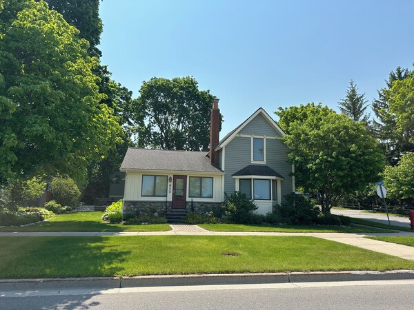 Best Location In Boyne City, Beach And Marina Across The Street. Walk To Town! - Boyne City, MI