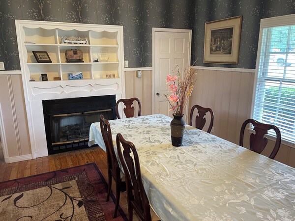 Spacious 5 Bedrooms With An Office, 2 Kitchens, And 2 Master Bedrooms. - Chandler, TX