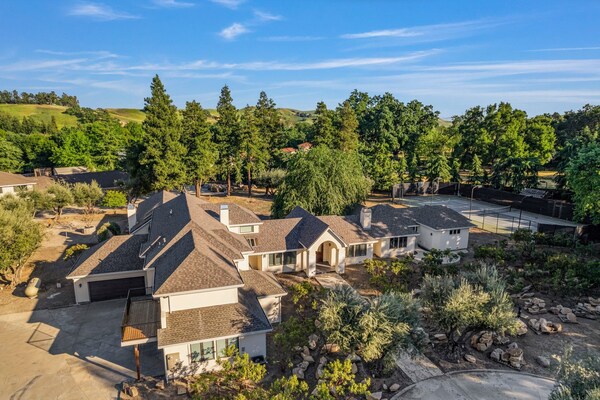 Spacious 5-bedroom House With Ac, Wifi In Pleasanton's Tranquil Neighborhood - Livermore, CA