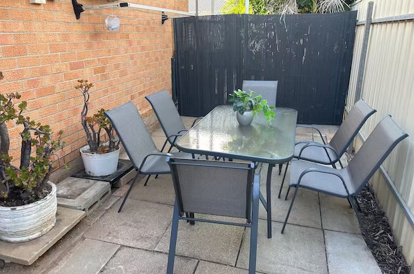 Fully Furnished Apartment In Hove, Stay Smart With Kitchen, Dining And Bathroom - Glenelg