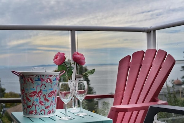 Star Of The Sea Guest House, Queen Size Suites With Ocean View Balcony - White Rock