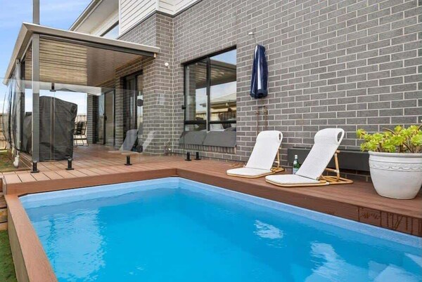 Spacious Family Home With Pool And Ocean Views - Geelong