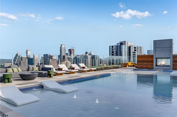 The Emma Penthouse: Modern 2br Condo, Steps From Rainey St. & Lady Bird Lake - Austin, TX