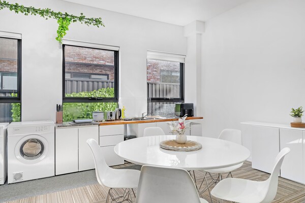 Cozy 2b1b Retreat In Peakhurst - Carlton