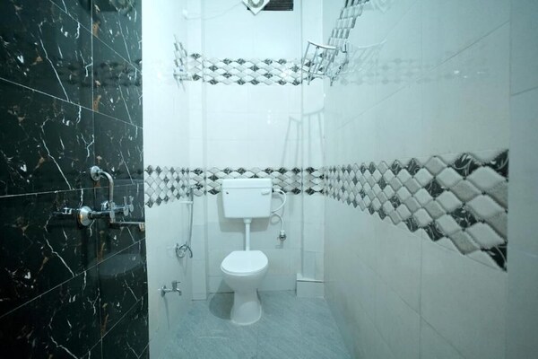 Spacious 8-bedroom Hotel Suites In Delightful Varanasi With Ac & Non Ac - 바라나시