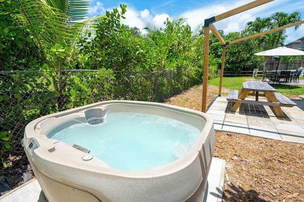 Hidden Bungalow- Peaceful Retreat, Bbq And Hot Tub - Miami