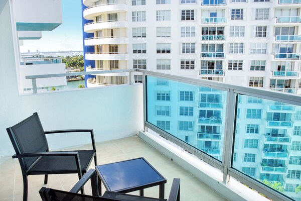 2bd2bth Partial Ocean View Ste W/ Balcony, Pool, Nearby Dining, Beach Access - Miami Beach, FL