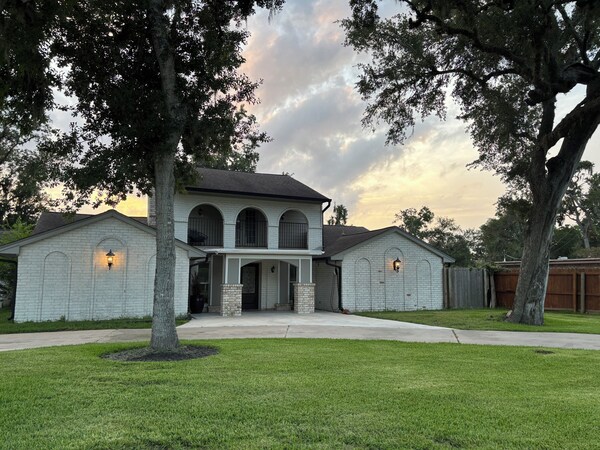 Beautiful Spacious Home Located On The Bayou.\n25 Min.from Beach 55 From Houston. - Lake Jackson, TX