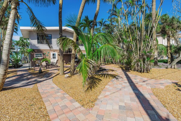 Relax Outdoors! Porch + Balcony Vibes At Palmetto Beach Cottage ️ - Fort Myers Beach, FL