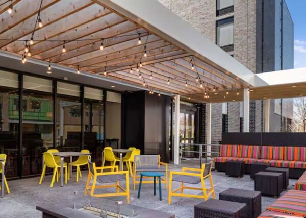 Discover Des Moines From A Cozy Suite Near Capitol  3.1 Miles - Des Moines, IA