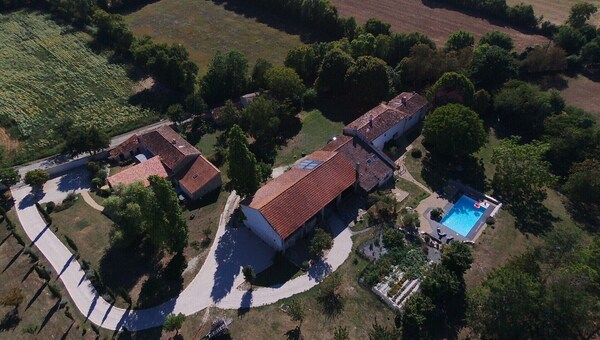 Gîte Avec Piscine Aux Ormeaux, Lieu De Charme, Calme Et Verdure, Cap 10 Pers, 4* - Charente-Maritime