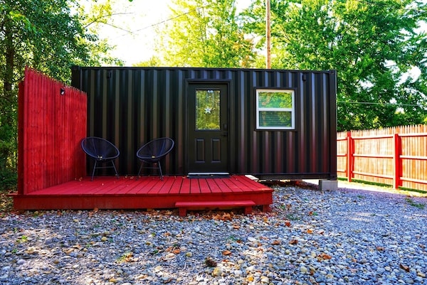 Cozy Container House, King Bed, Pets, Wifi, 1 Night Stays, Griddle, Firepit - Ohio