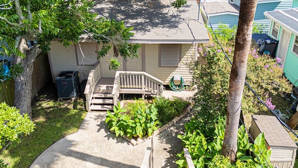 Pet-friendly 2br Cottage King Beds Lush Garden Yard - Galveston